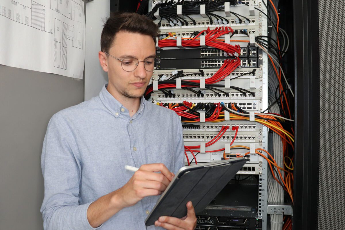 Transition management for data centers, data centers and IT ...